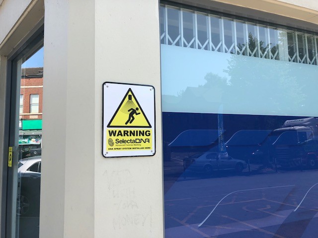 SelectaDNA Spray Outdoor Warning Sign (Yellow 40x30cm) | SelectaDNA